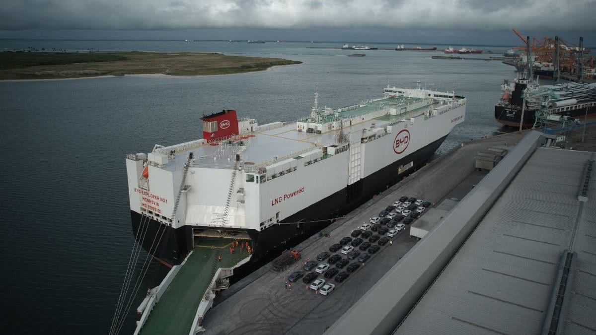 Navio da BYD atraca em Pernambuco com mais de 5 mil veículos eletrificados