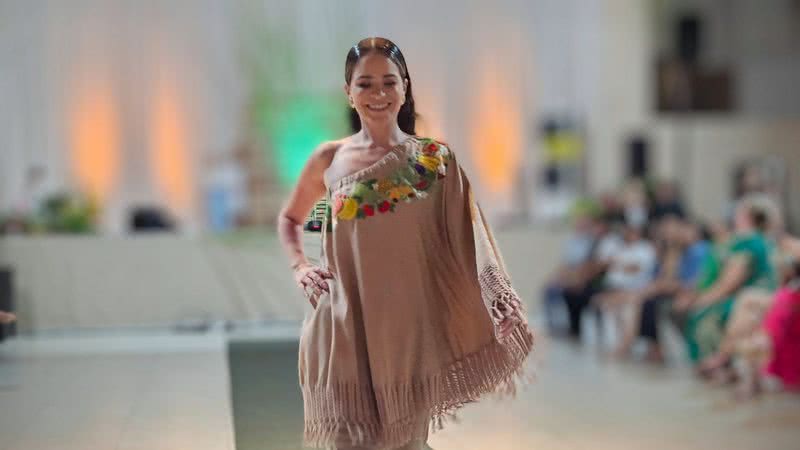 Dona Peró bordando o mundo da moda