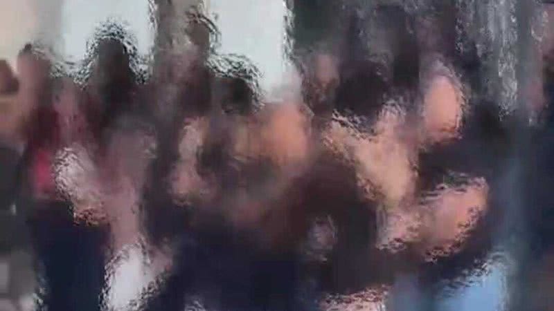 Vídeo: alunas se envolvem em briga na porta de escola; uma jogou tijolo ...