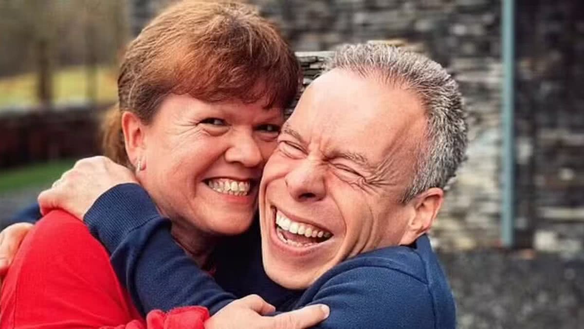 A pequena fortuna que esposa deixou no seu testamento para Warwick ...