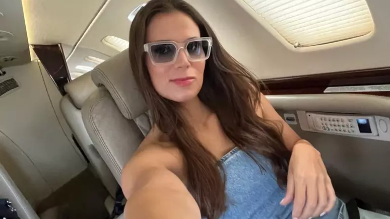 Mulher que se negou a trocar de assento revela quanto ganha com publicidade