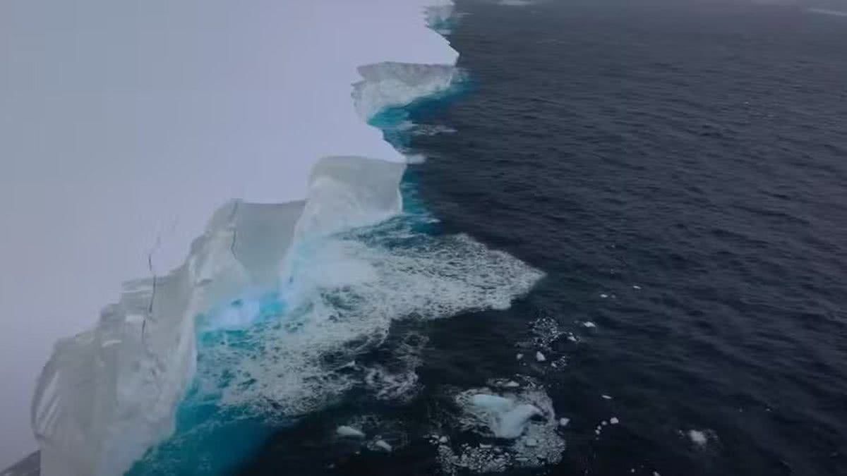 Maior iceberg do mundo volta a se mover no Oceano Antártico após décadas