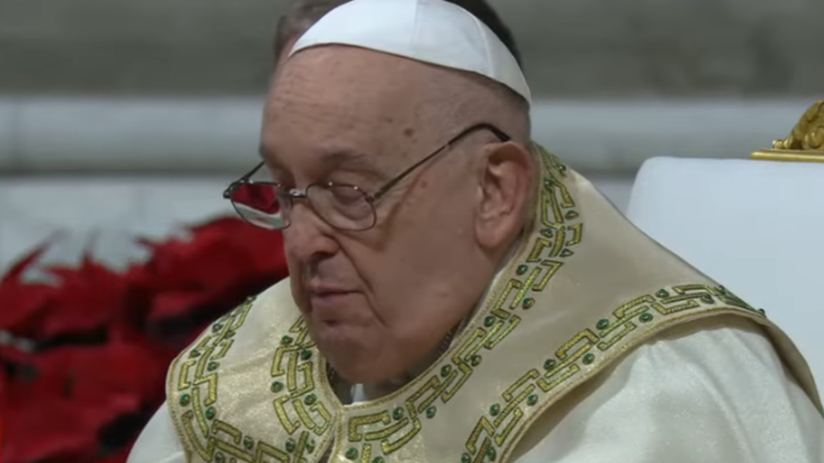 Papa Francisco é internado para tratamento de bronquite