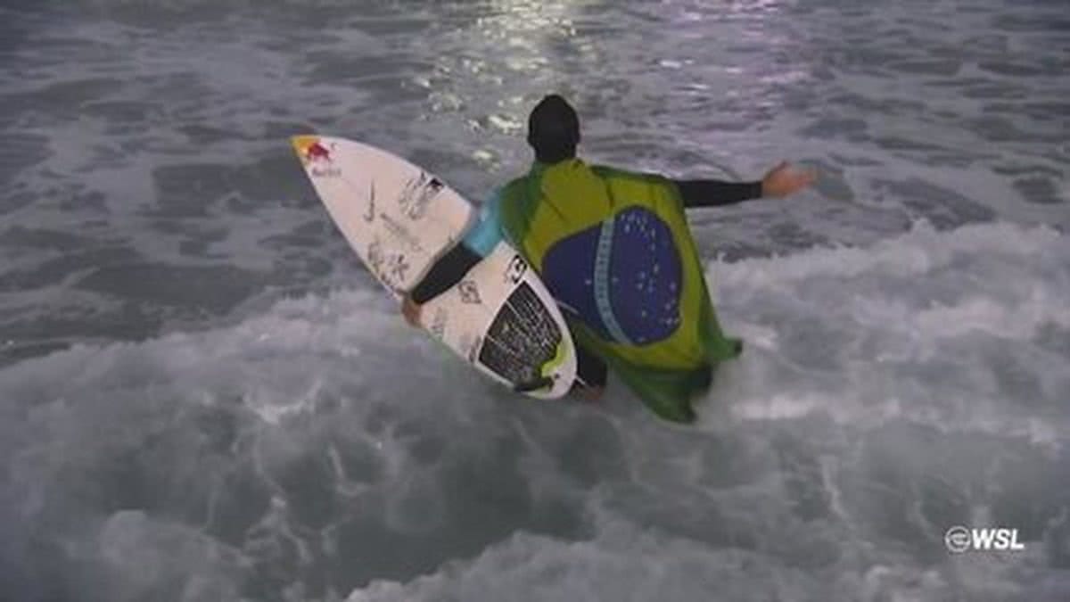 Italo Ferreira é campeão de etapa da WSL e surfa com bandeira do Brasil