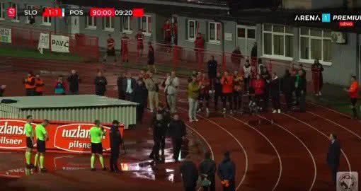 Jogadores abandonam partida após árbitro se recusar a checar VAR