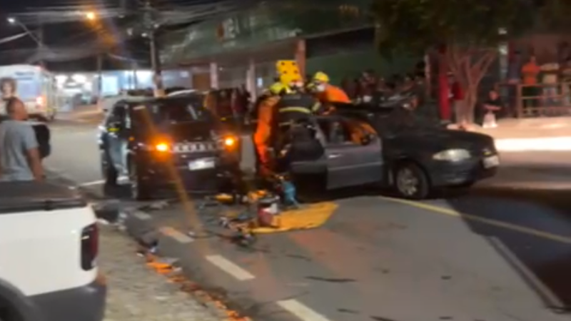 Mulher fica presa às ferragens em acidente de trânsito na Serraria