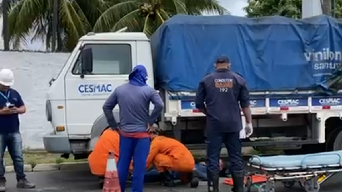 Pedestre é atropelado por moto e vai parar debaixo de caminhão no ...