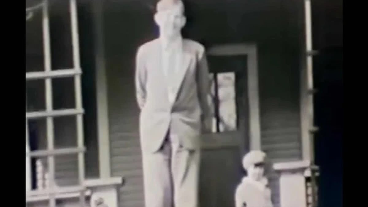 Vídeo inédito de 1933 mostra homem mais alto da história; assista