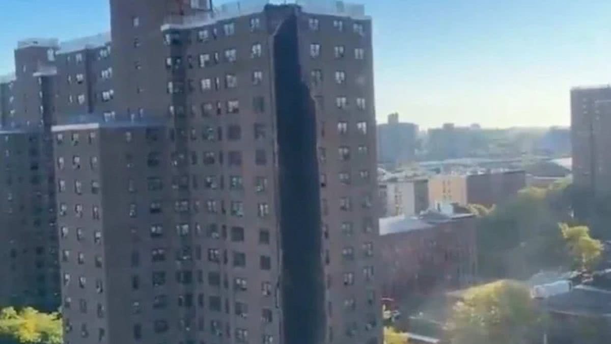 Parte de parede de prédio desaba após explosão em Nova York; assista