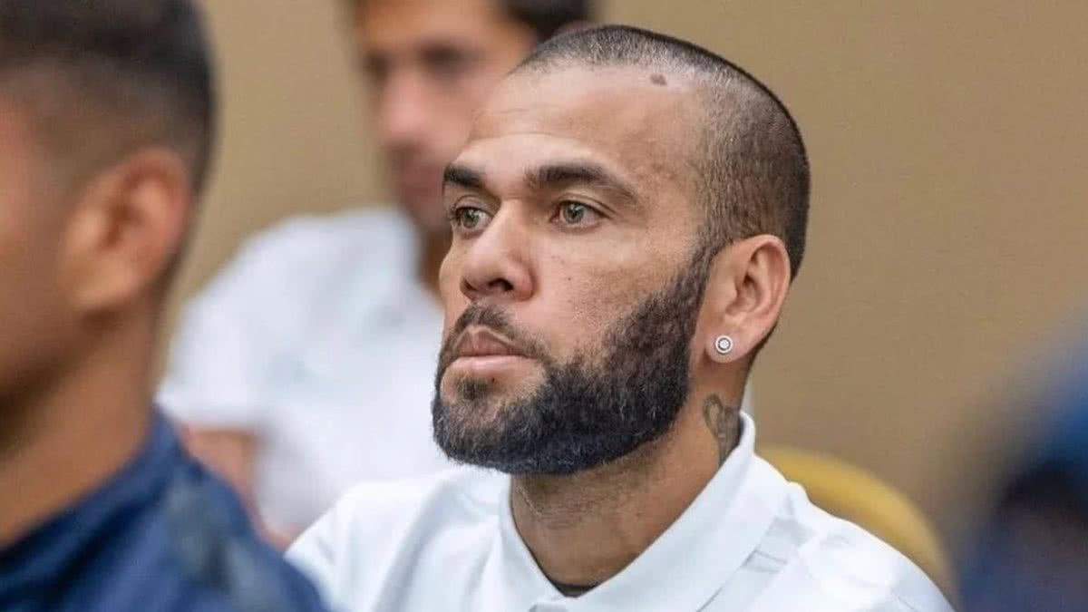 Daniel Alves vai à Justiça e diz que ex esvaziou sua conta durante prisão