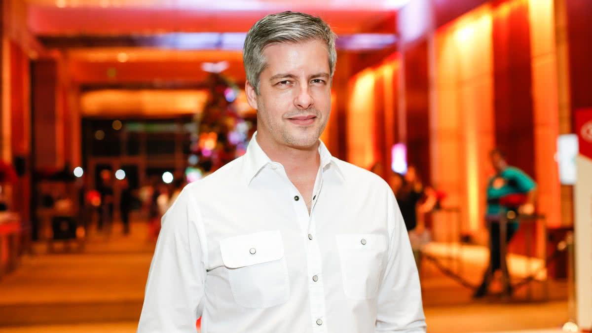 Justiça reverte condenação do cantor Victor Chaves por agressão à esposa