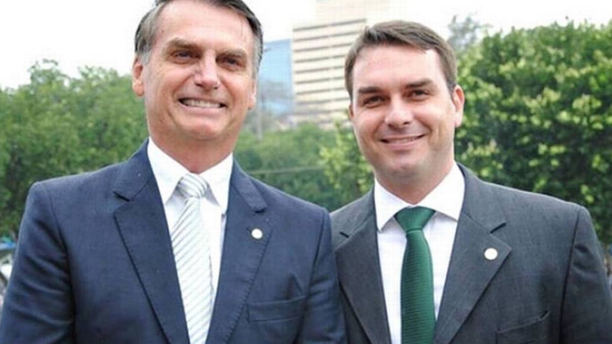 Dólar abre em alta após Bolsonaro confirmar apoio a Flávio nas eleições
