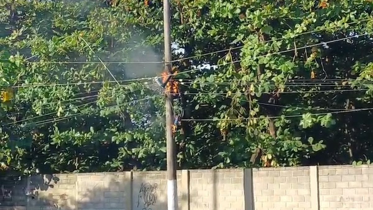 Vídeo: fogo em poste assusta pedestres e condutores no Trapiche