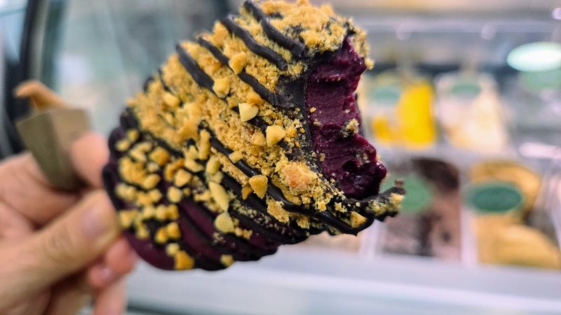Novidade do verão: picolé de açaí com paçoca