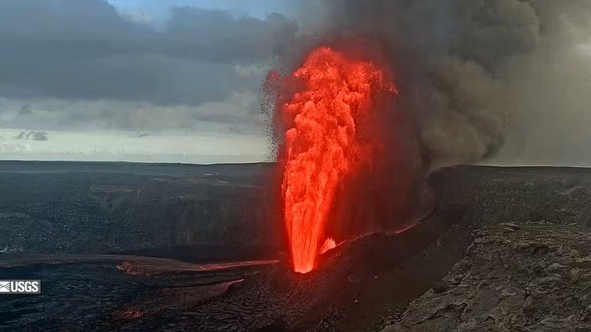 Vulcão expele lavas com efeito brilhante e em cascata no Havaí