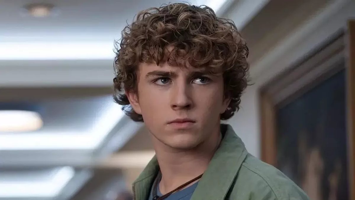 Ator de 'Percy Jackson' desiste de formatura após fãs ameaçarem colegas ...