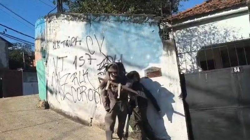 Traficantes instalam bonecos que simulam pessoas armadas em favela do RJ