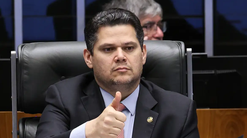 Alcolumbre sugere “melhorar” 6x1 e quer passar PEC por comissões