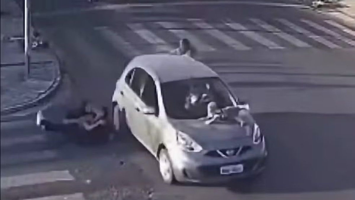 Bebê fica preso em capô de carro após atropelamento em Campina Grande