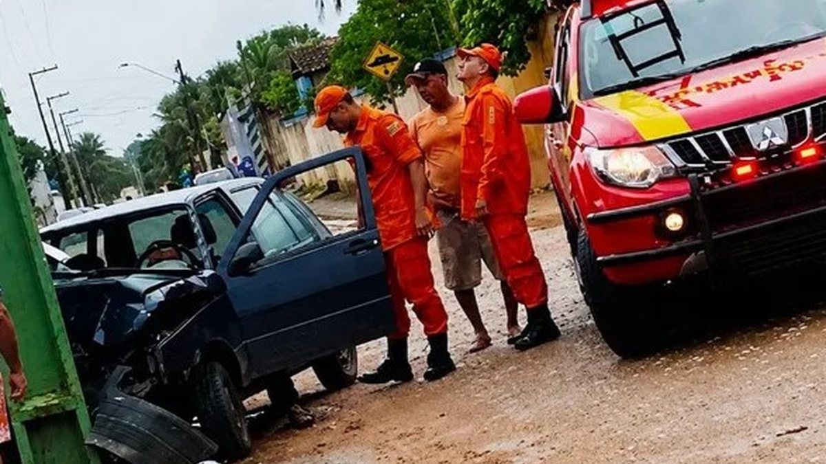 Motorista é socorrido após colidir carro contra poste de energia em ...