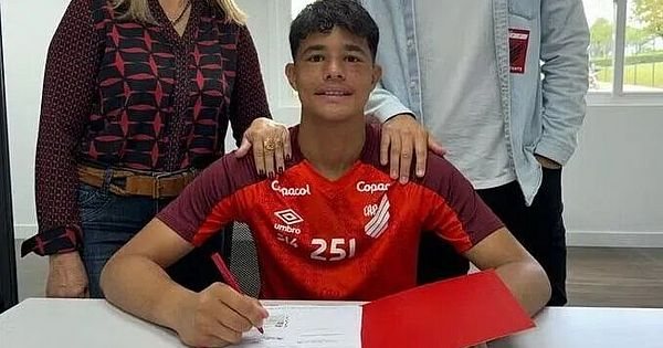 Filho de Eliza Samudio, Bruninho assina contrato com o Athletico-PR no dia em que a mãe faria ...