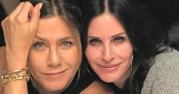Vídeo: Courteney Cox tira sarro de Jennifer Aniston durante jogo de bilhar