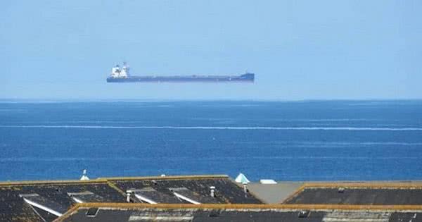 Fenômeno raro mostra navio que 'flutua' no céu do Reino Unido; veja