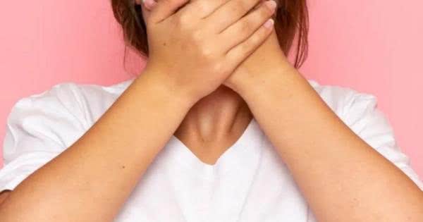 Mulher fica com língua preta e peluda após reação a medicamento; veja foto