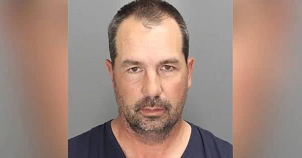 DNA em copo de café leva homem à prisão nos EUA 20 anos após cometer ...