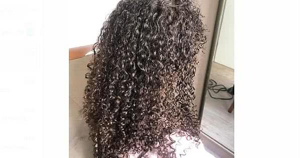 Professor manda aluna prender cabelo cacheado: 'parece uma louca'