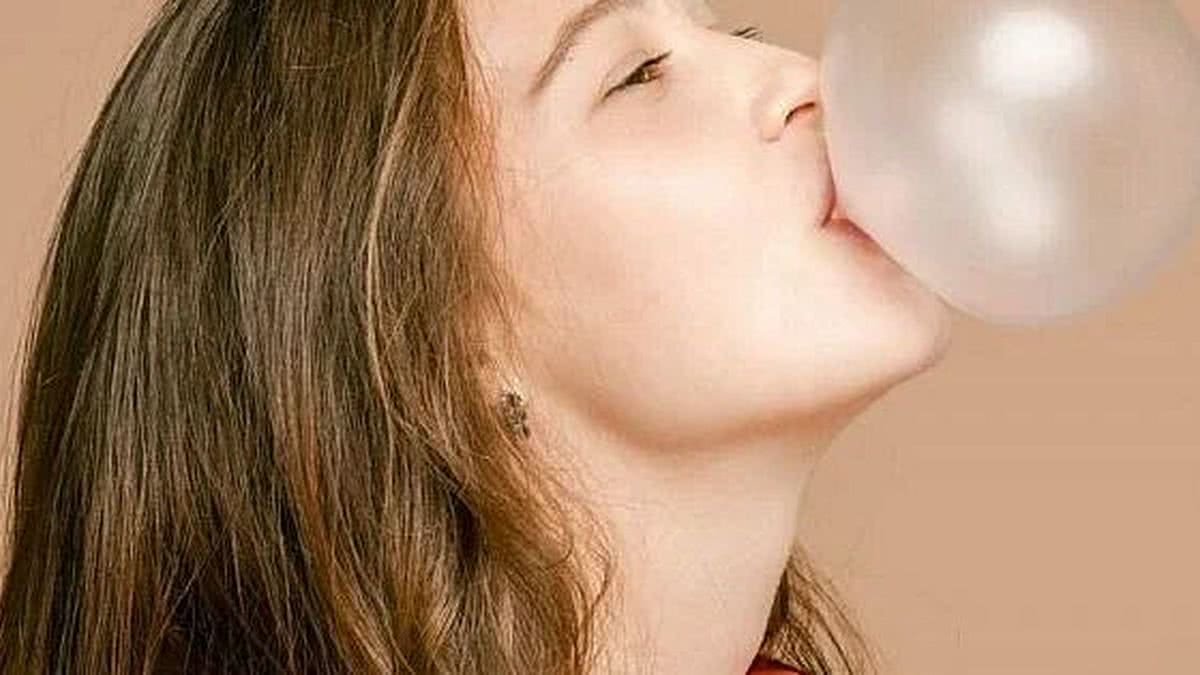 Médico avalia se mascar chiclete causa uma harmonização facial natural