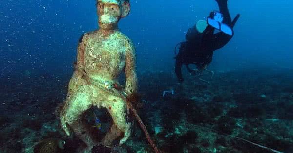 Estátua de macaco é encontrada a 25 metros de profundidade no mar do CE