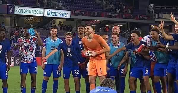 Vídeo: goleiro dos Estados Unidos faz chá revelação dentro de campo ...