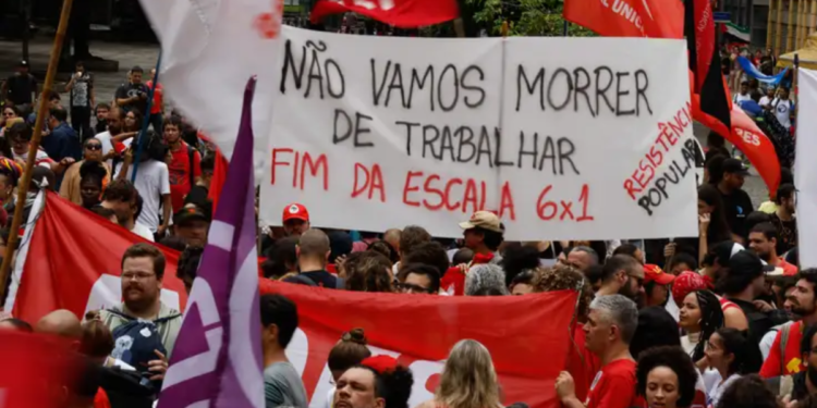Enquanto brasileiros discutem fim da escala 6x1, projeto de escala 7x0 ...